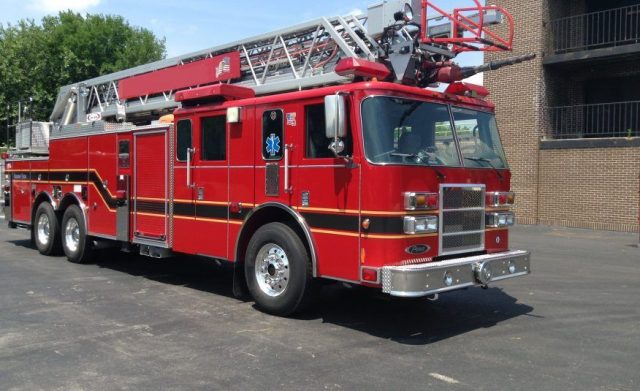 2004 PIERCE 105′ LADDER TRUCK - NoFireTechnology